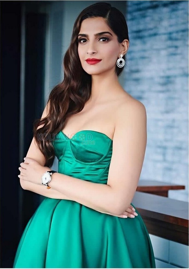 40 Almost Nude Sonam Kapoor Photos 12thblog