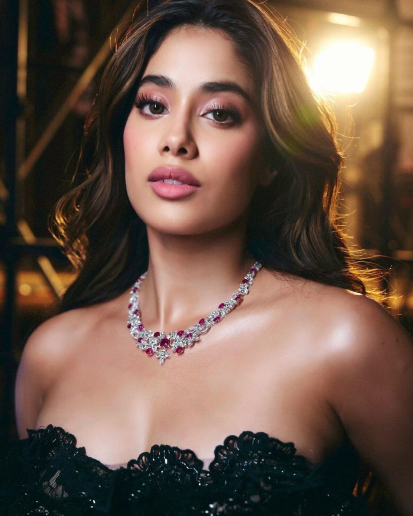 15 Sexy Janhvi Kapoor Photos 12thblog
